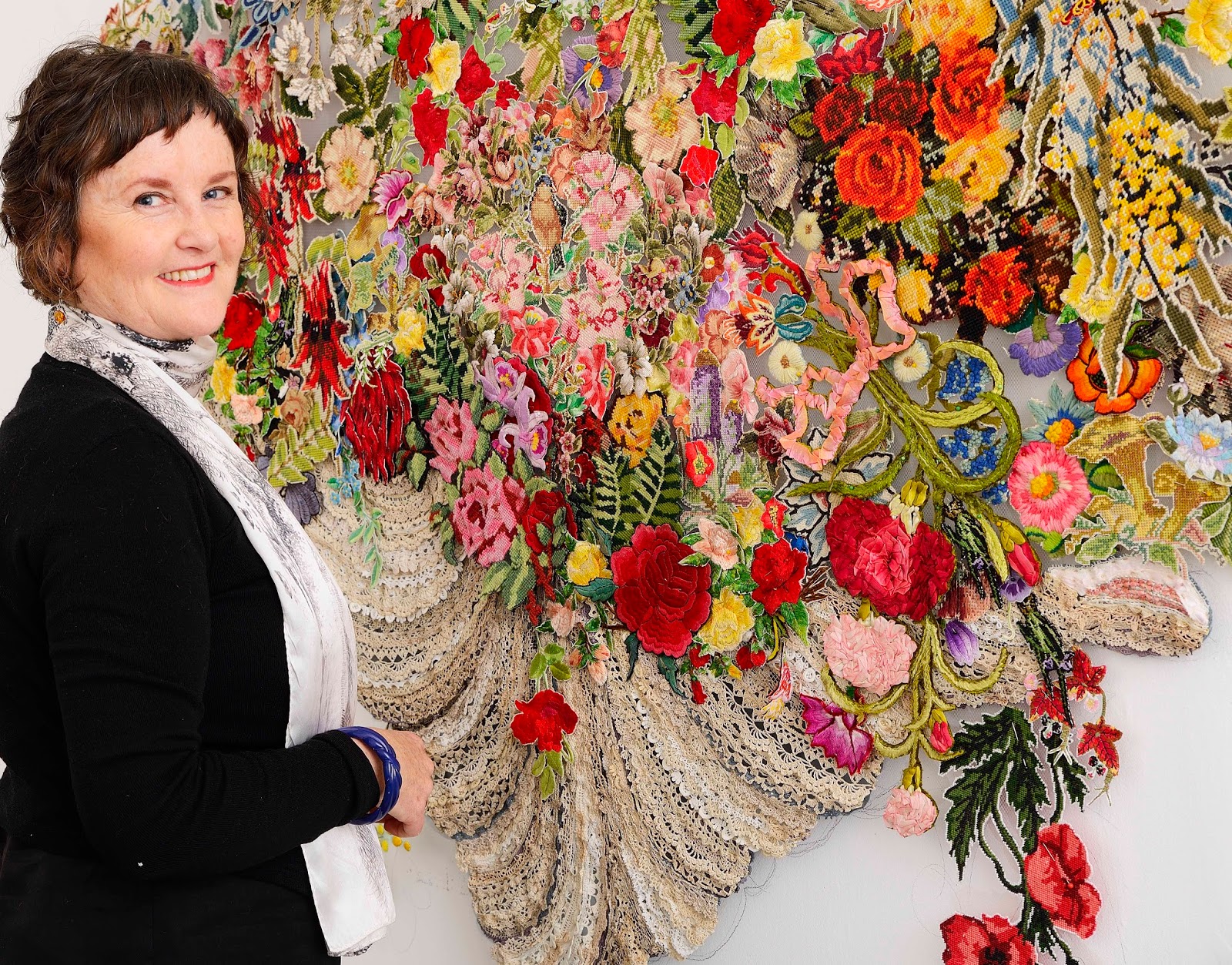 Bordados e rendas viram arte nas mãos de Louise Saxton